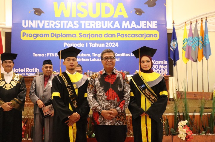 Dua Orang Wisudawan UT Majene Dapat Beasiswa S2 Dari Sekprov Sulbar ...